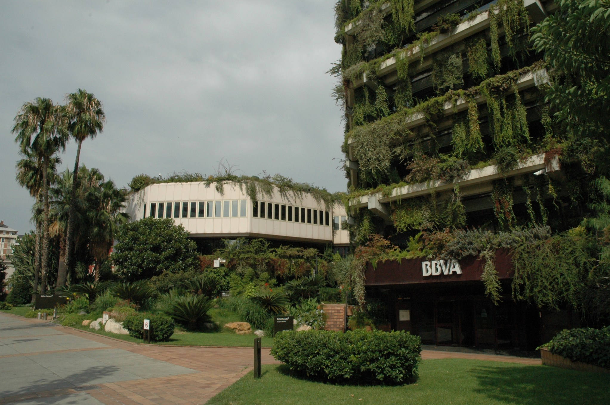 EDIFICIO PLANETA.-Barcelona – Jardines sin fronteras